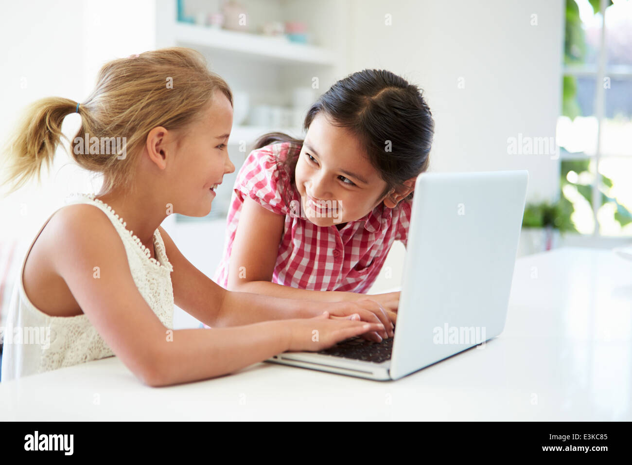 Girls laptop use hi-res stock photography and images - Alamy