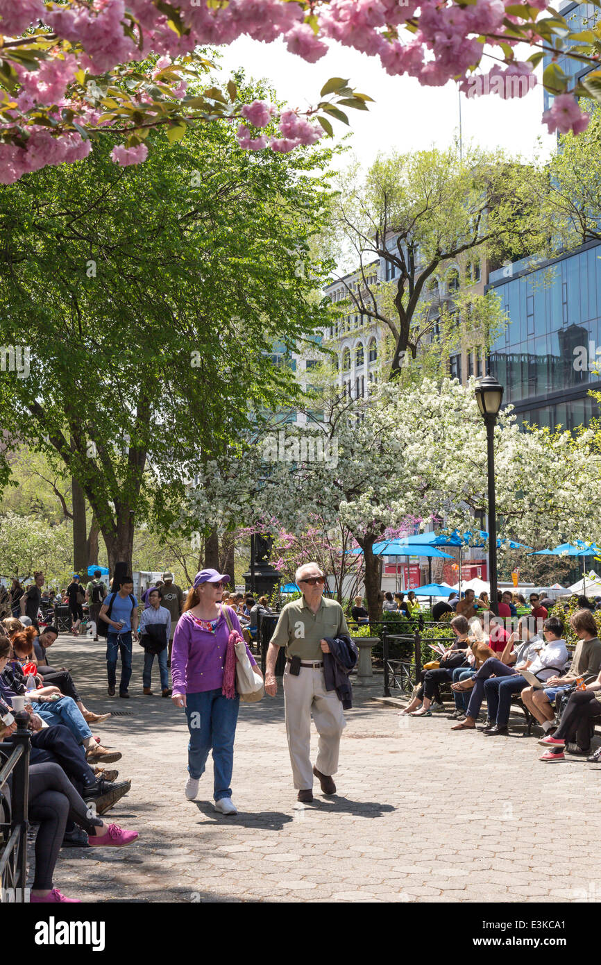 People outdoors in springtime hi-res stock photography and images - Alamy
