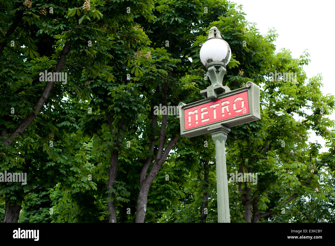 Metropolitan sign in Paris ,Avenue Marigny Stock Photo - Alamy