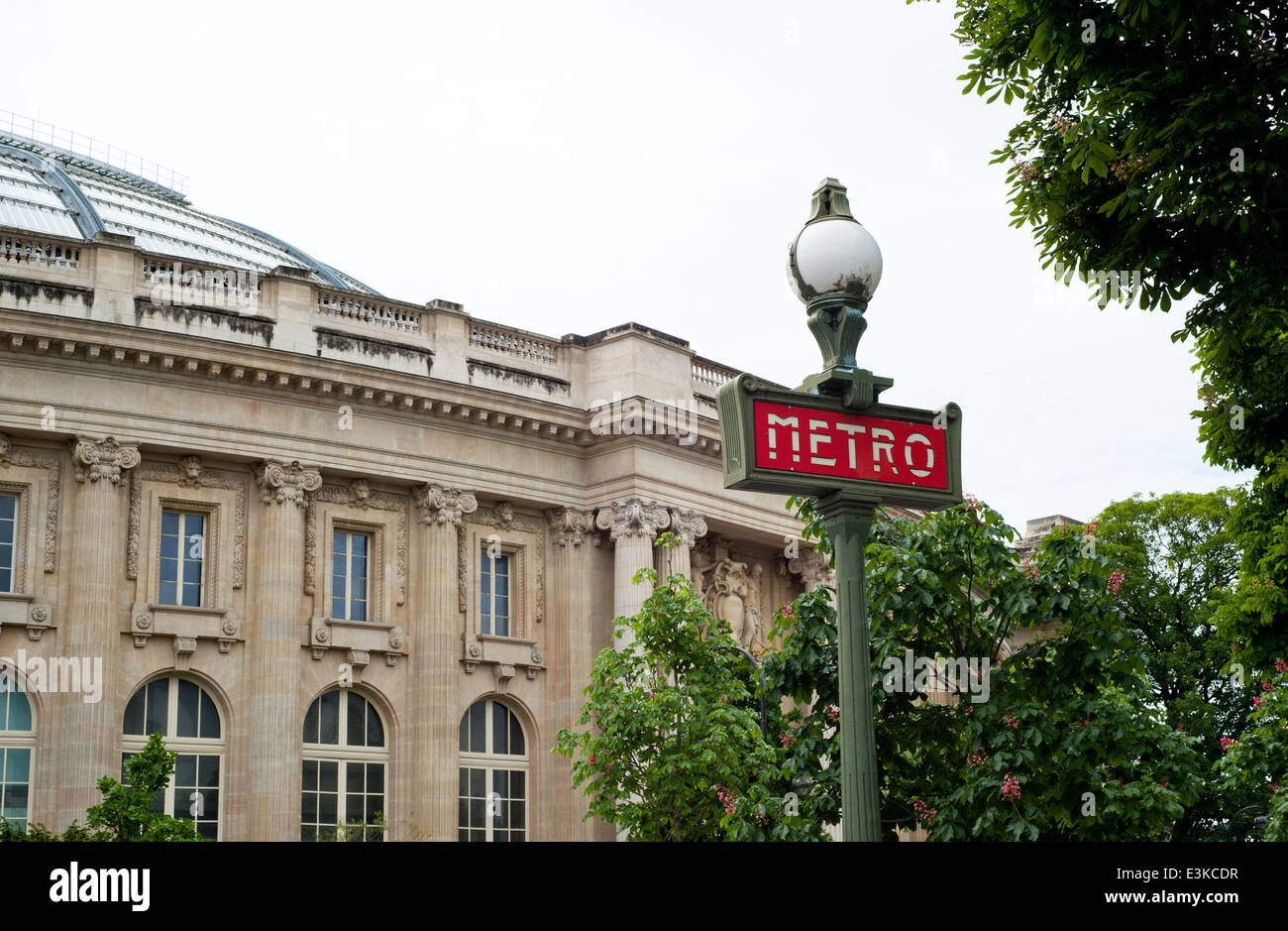Metropolitan sign in Paris ,Avenue Marigny Stock Photo - Alamy