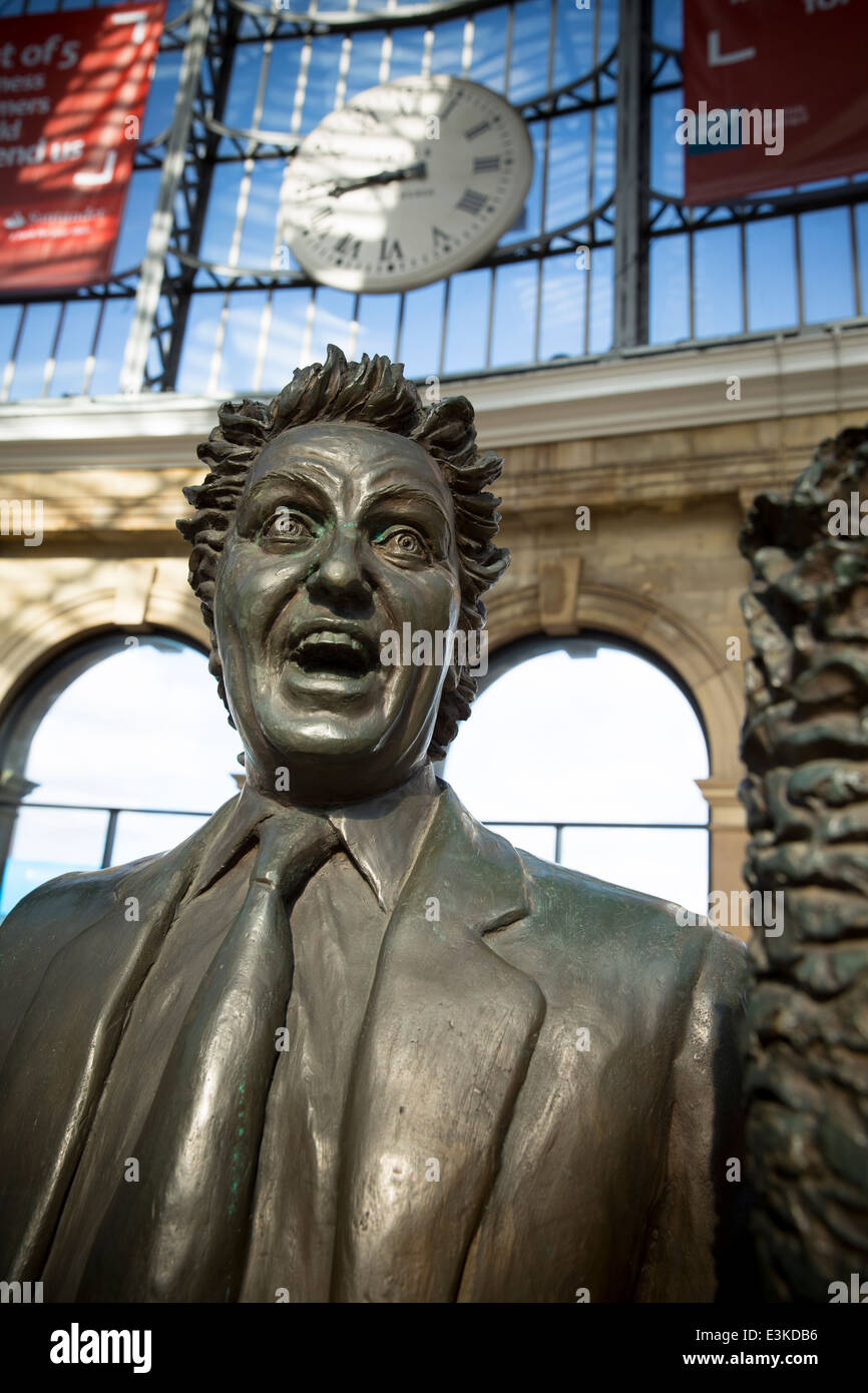 Ken Dodd Statue at Liverpool Lime Street Stock Photo - Alamy