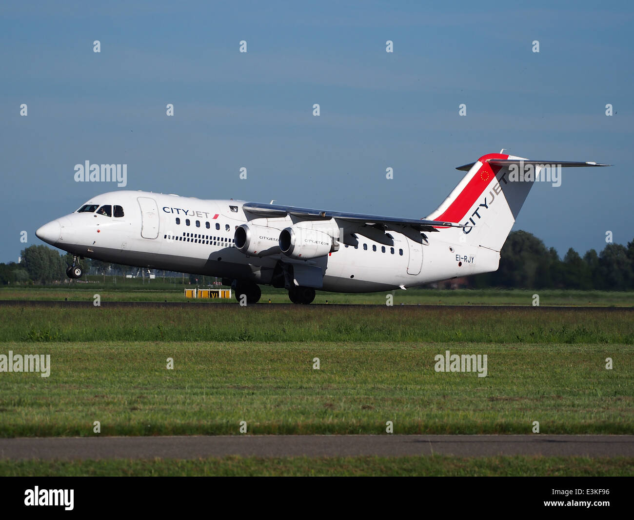 The EI-RJY Cityjet British Aerospace Avro RJ85 takes off from Schiphol ...