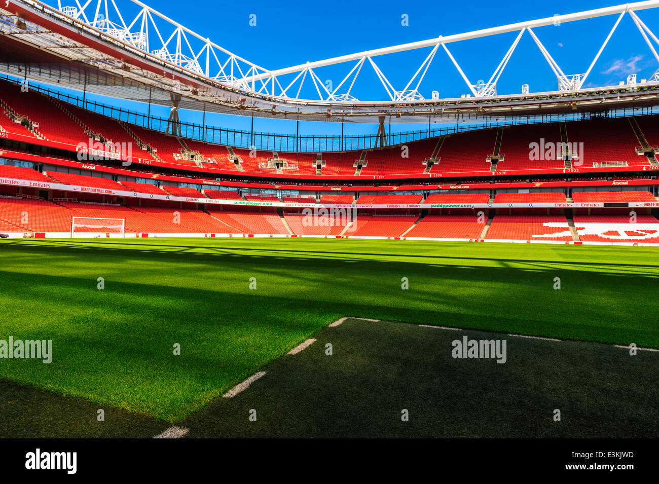 Premiership soccer pitch hi-res stock photography and images - Alamy