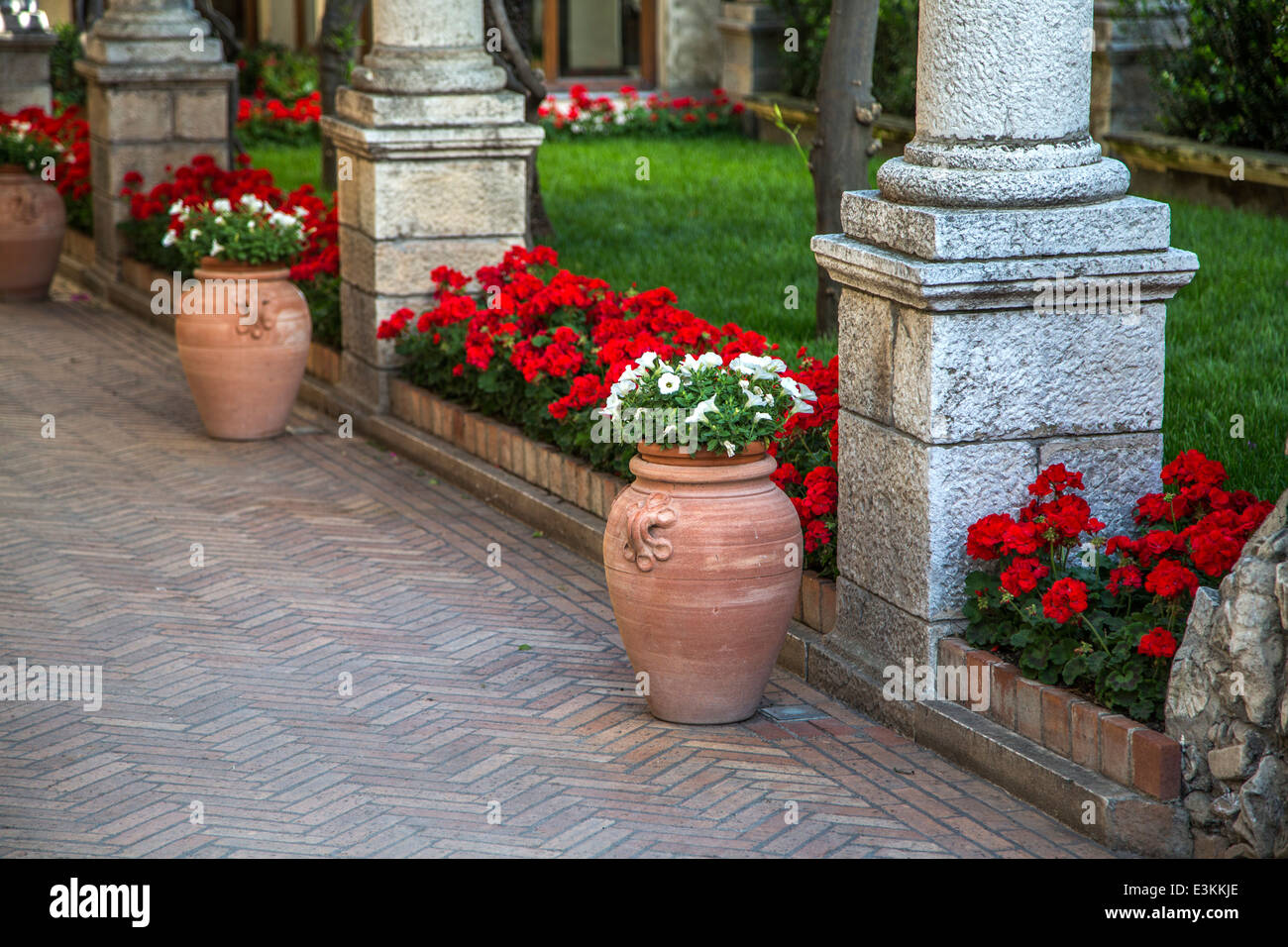 Antique garden path hi-res stock photography and images - Alamy