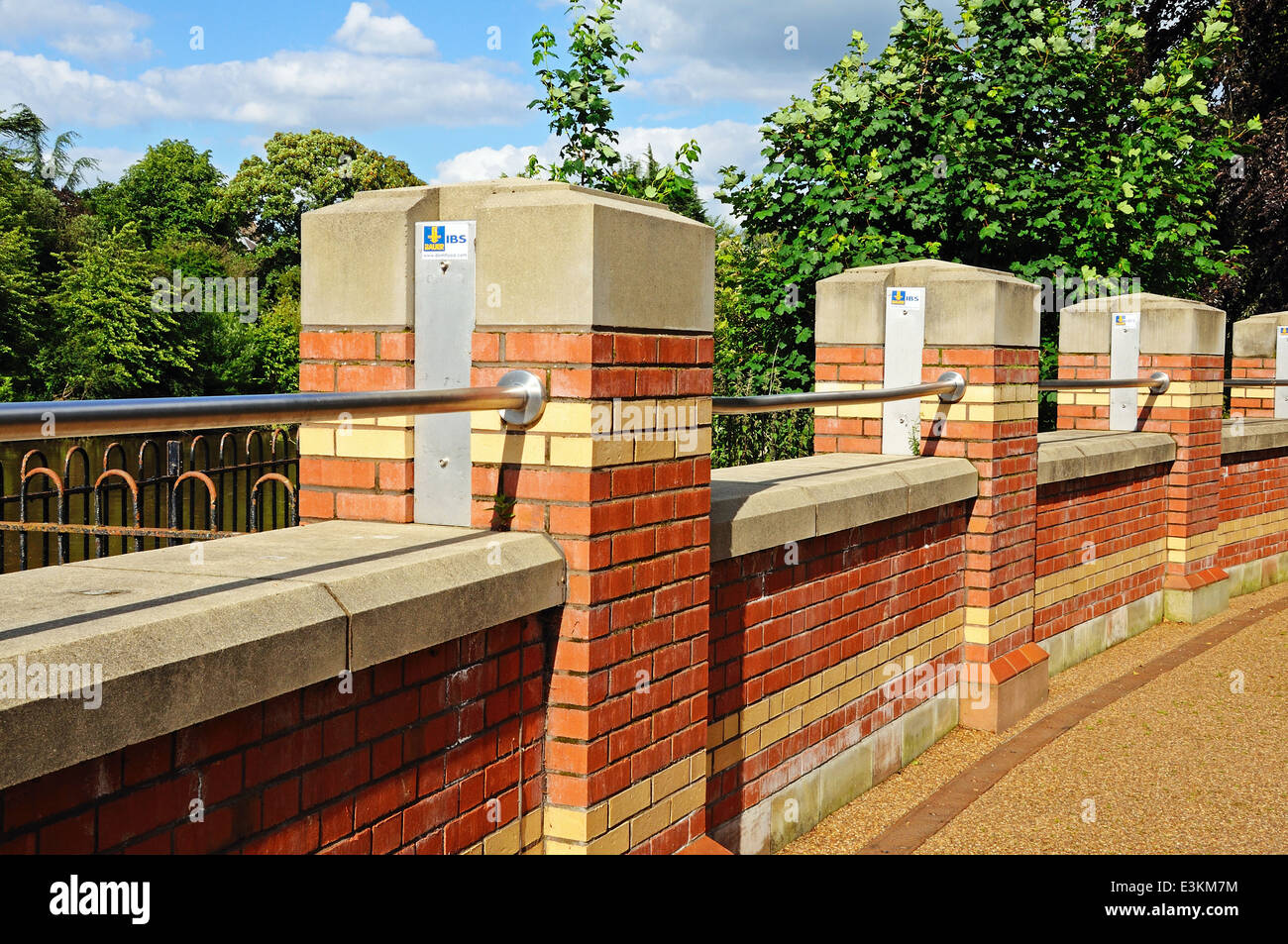 Flood defence wall hi-res stock photography and images - Alamy