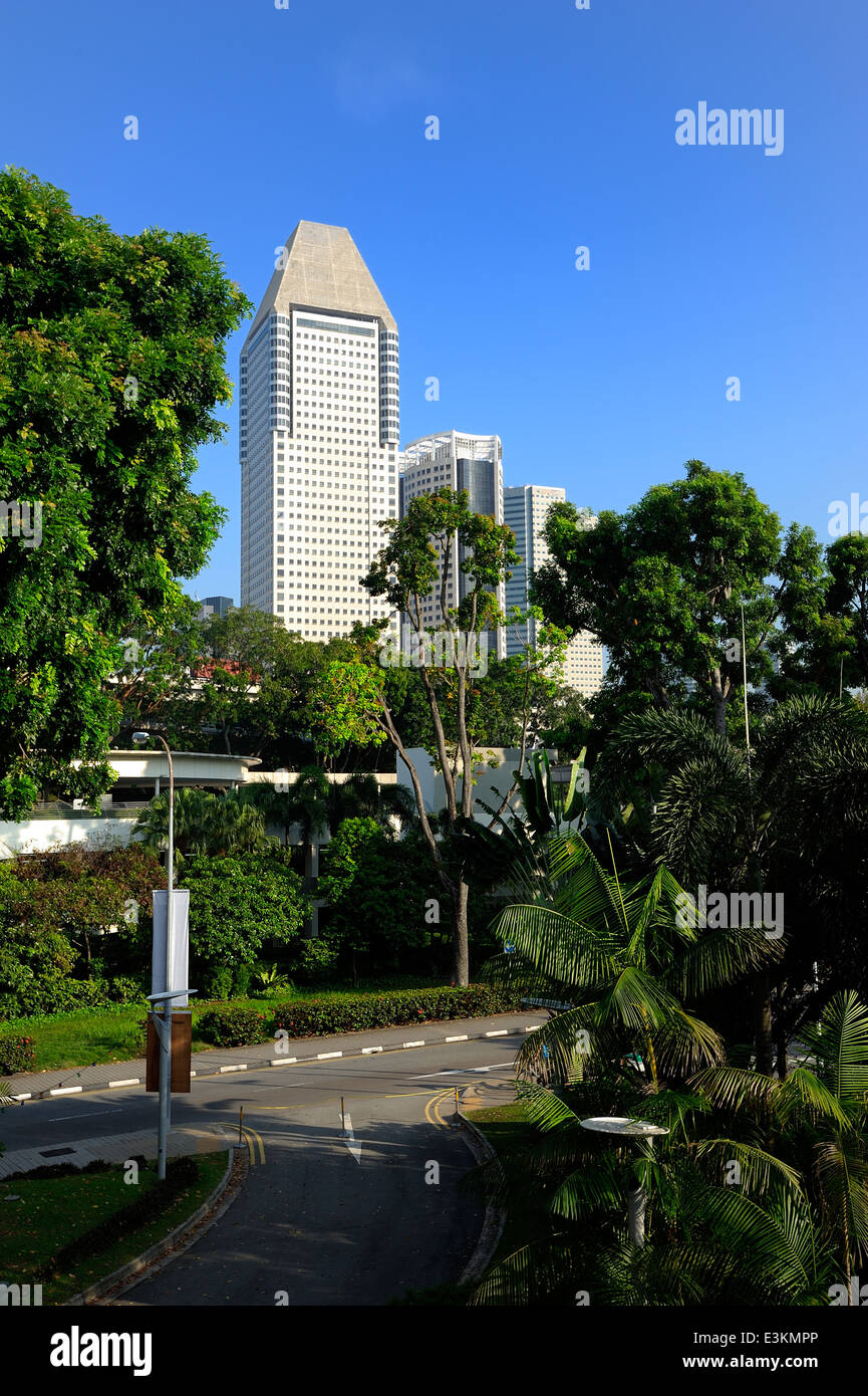White modern tower block hi-res stock photography and images - Alamy