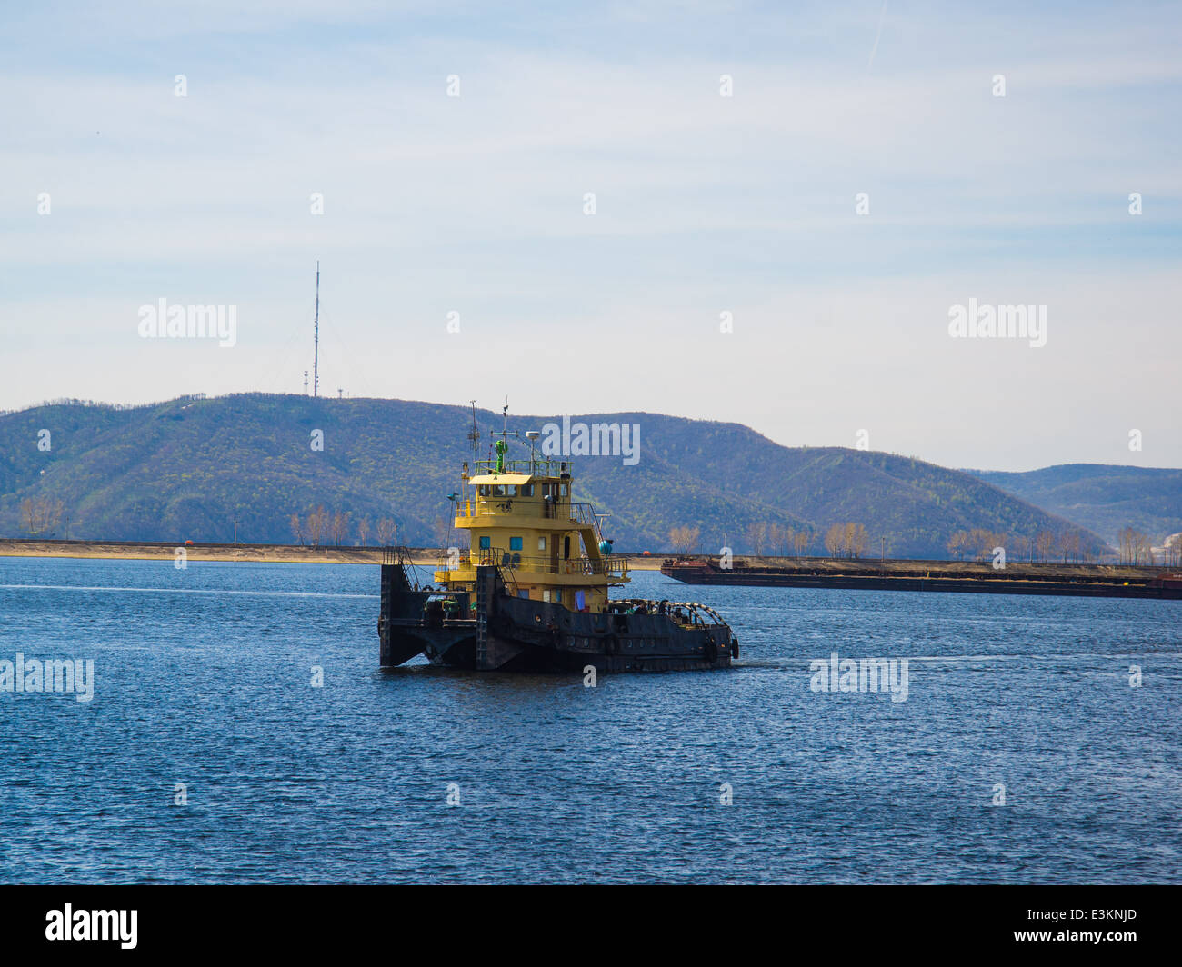 Tugboat on river Stock Photo - Alamy
