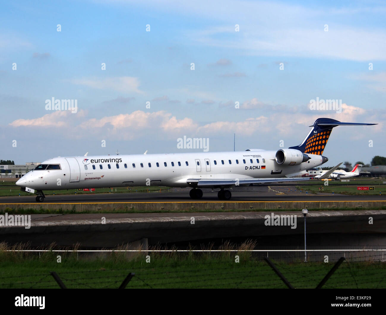 Canadair regional jet crj 900lr hi-res stock photography and images - Alamy