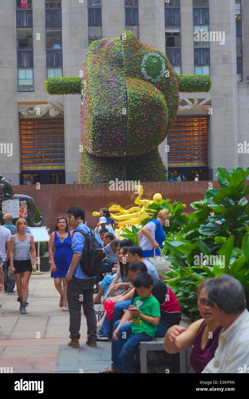 Jeff Koons' sculpture "Split-Rocker" is readied for its debut in ...