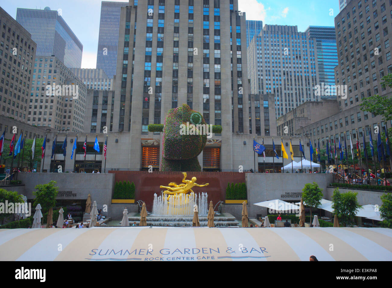 Jeff Koons' sculpture "Split-Rocker" is readied for its debut in ...