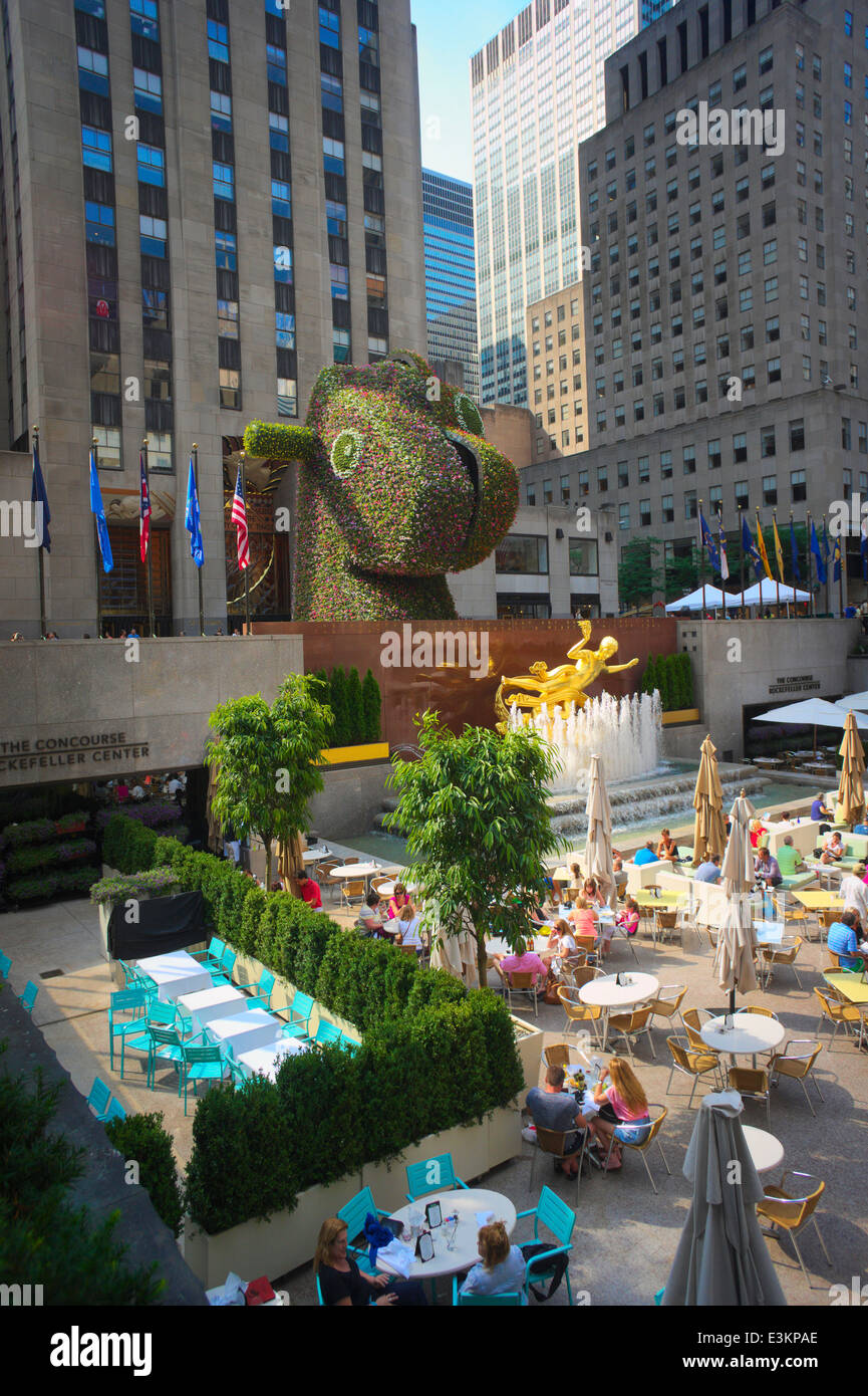 Jeff Koons' sculpture "Split-Rocker" is readied for its debut in ...