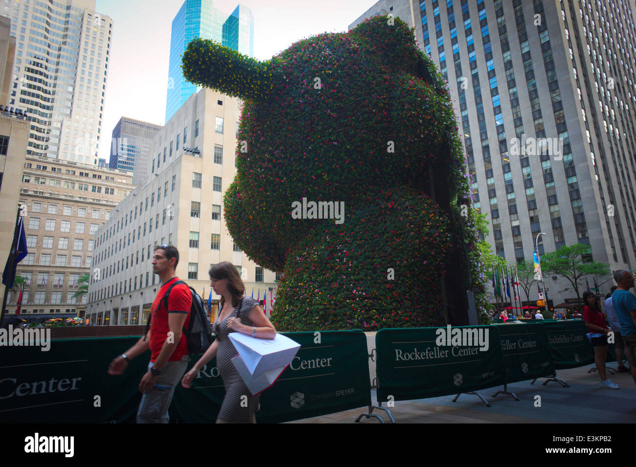 Jeff Koons' sculpture "Split-Rocker" is readied for its debut in ...