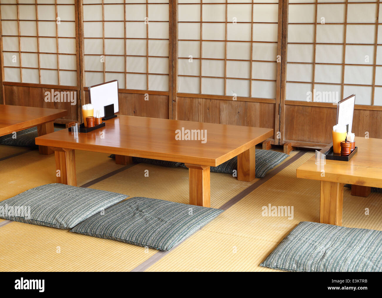 Traditional japanese dining room hi-res stock photography and images ...