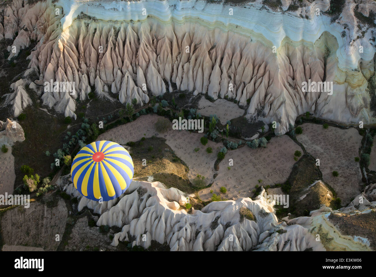 Aerial balloon hi-res stock photography and images - Alamy