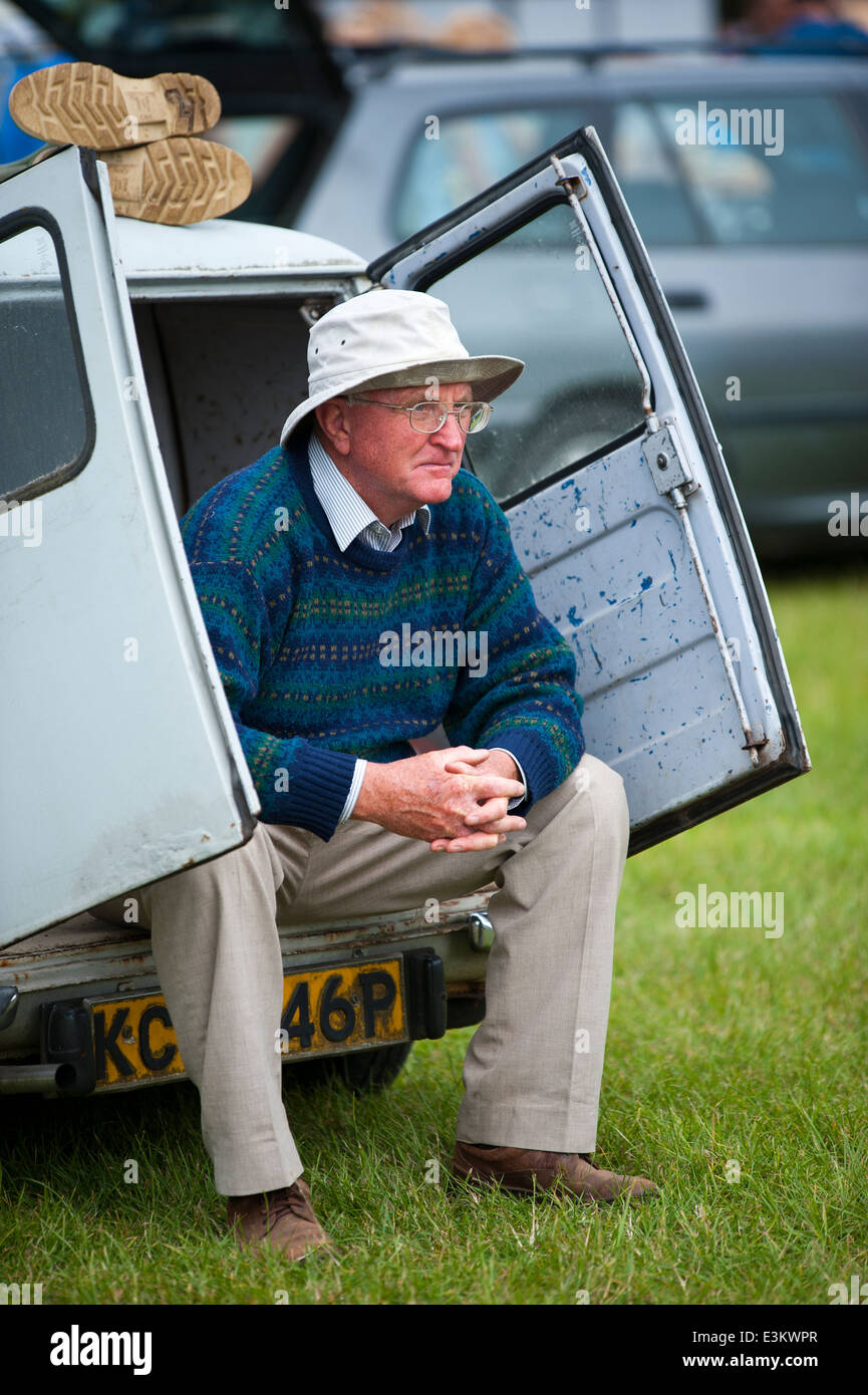 Waiting in car rain hi-res stock photography and images - Alamy