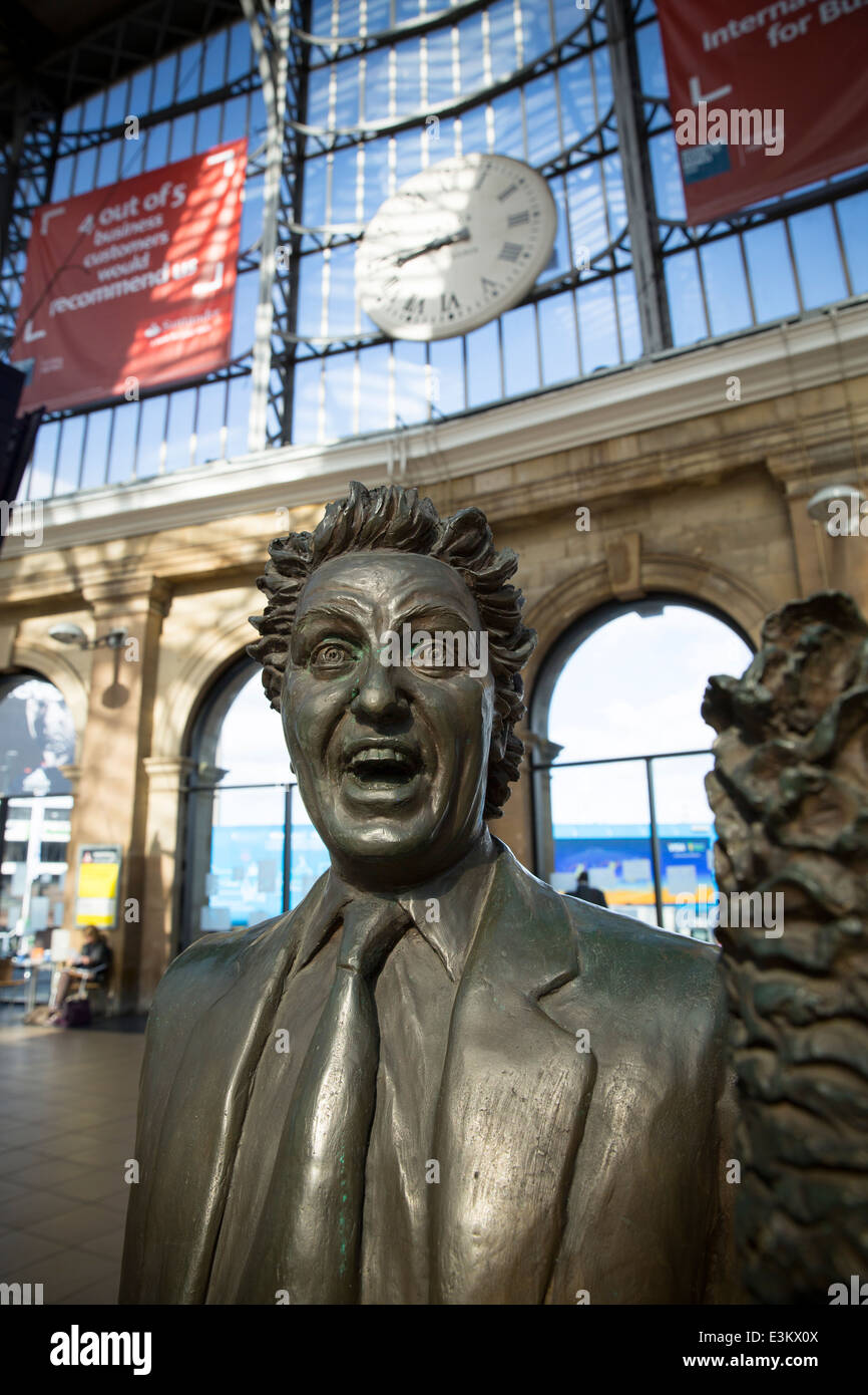 Ken Dodd Statue at Liverpool Lime Street Stock Photo - Alamy