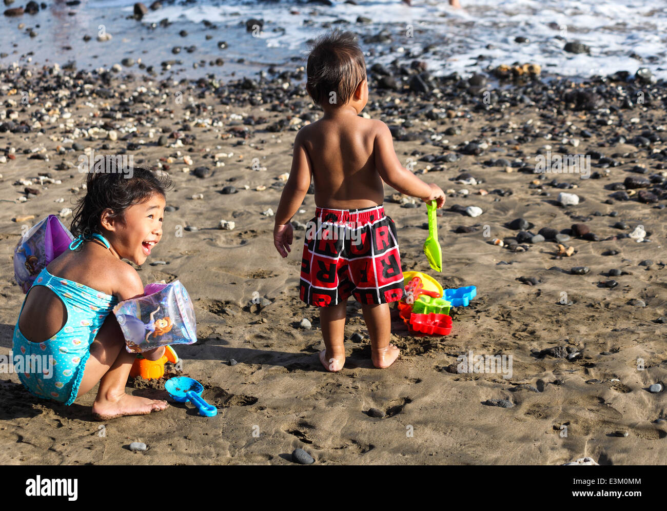 Children at the beach hi-res stock photography and images - Alamy
