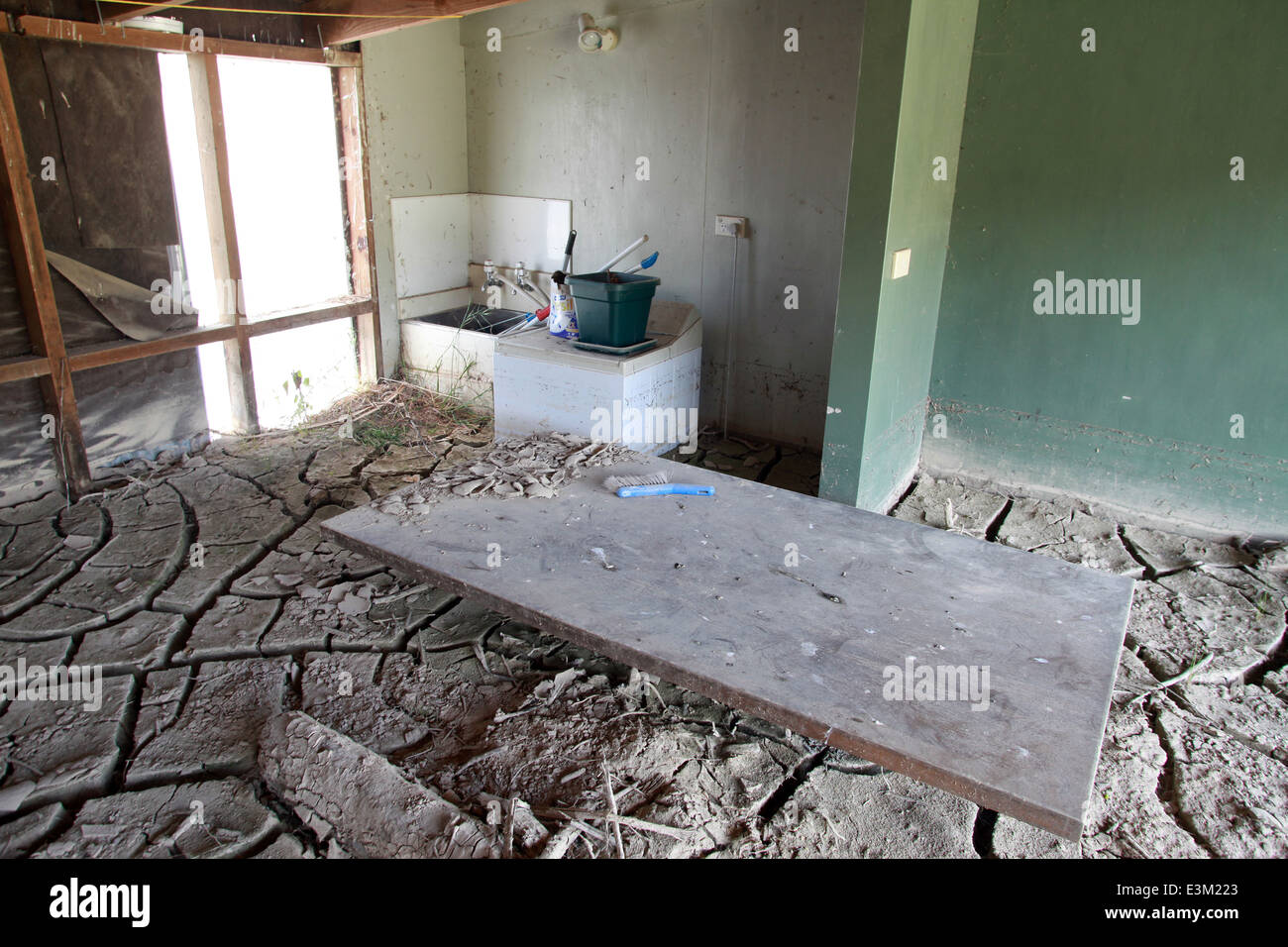 Farmer Mike Roberston's carport still full of mud a year after ...