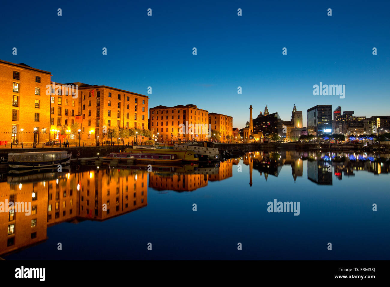 Salthouse and Albert Dock, Liverpool, Merseyside at Night Stock Photo ...