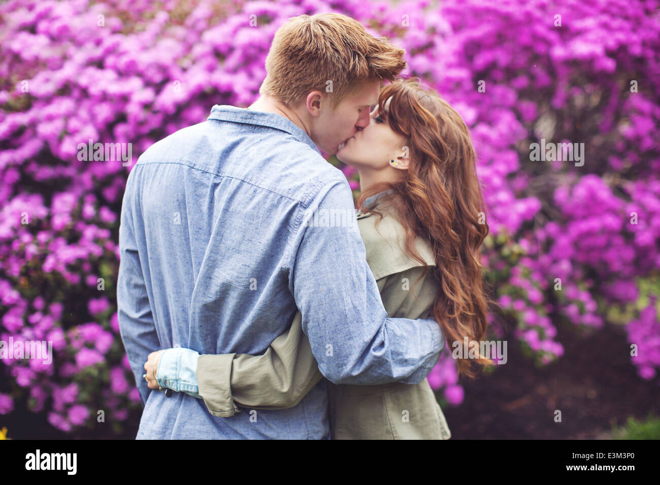 Young couple kissing outdoors hi-res stock photography and images - Alamy