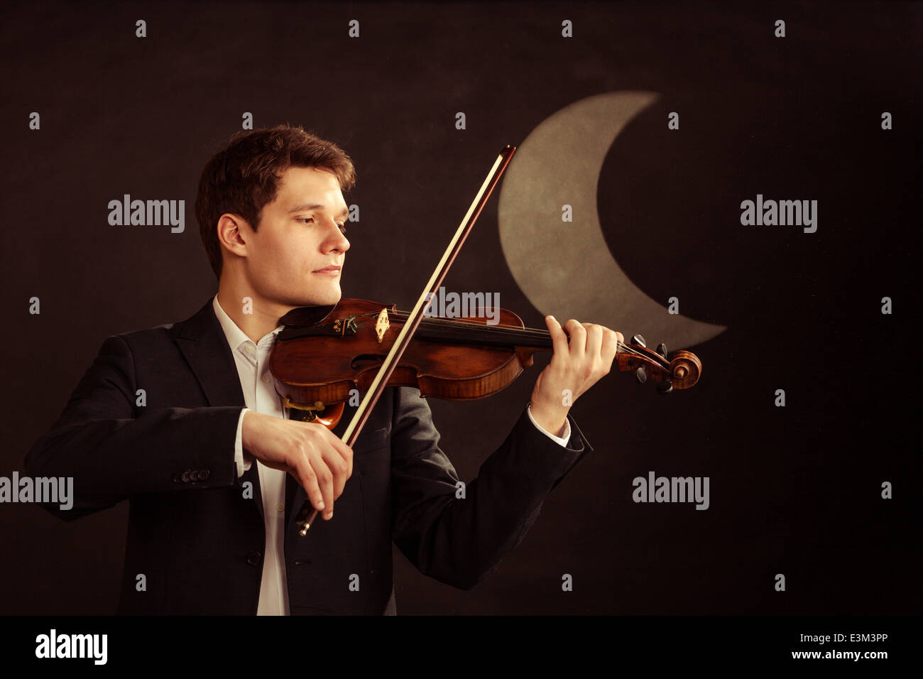 Man violinist playing violin. Classical music art Stock Photo - Alamy