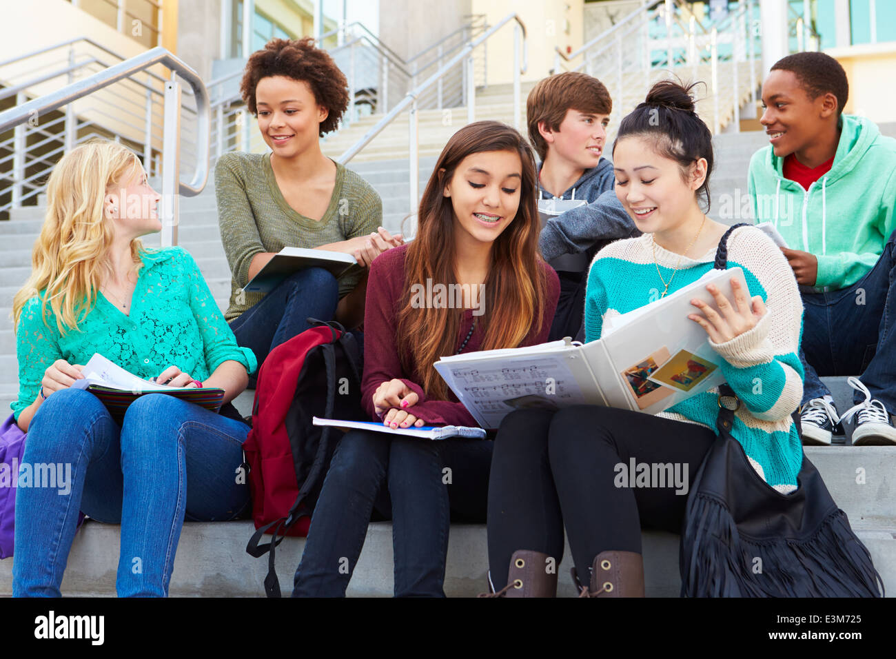 African student group sitting outside hi-res stock photography and ...