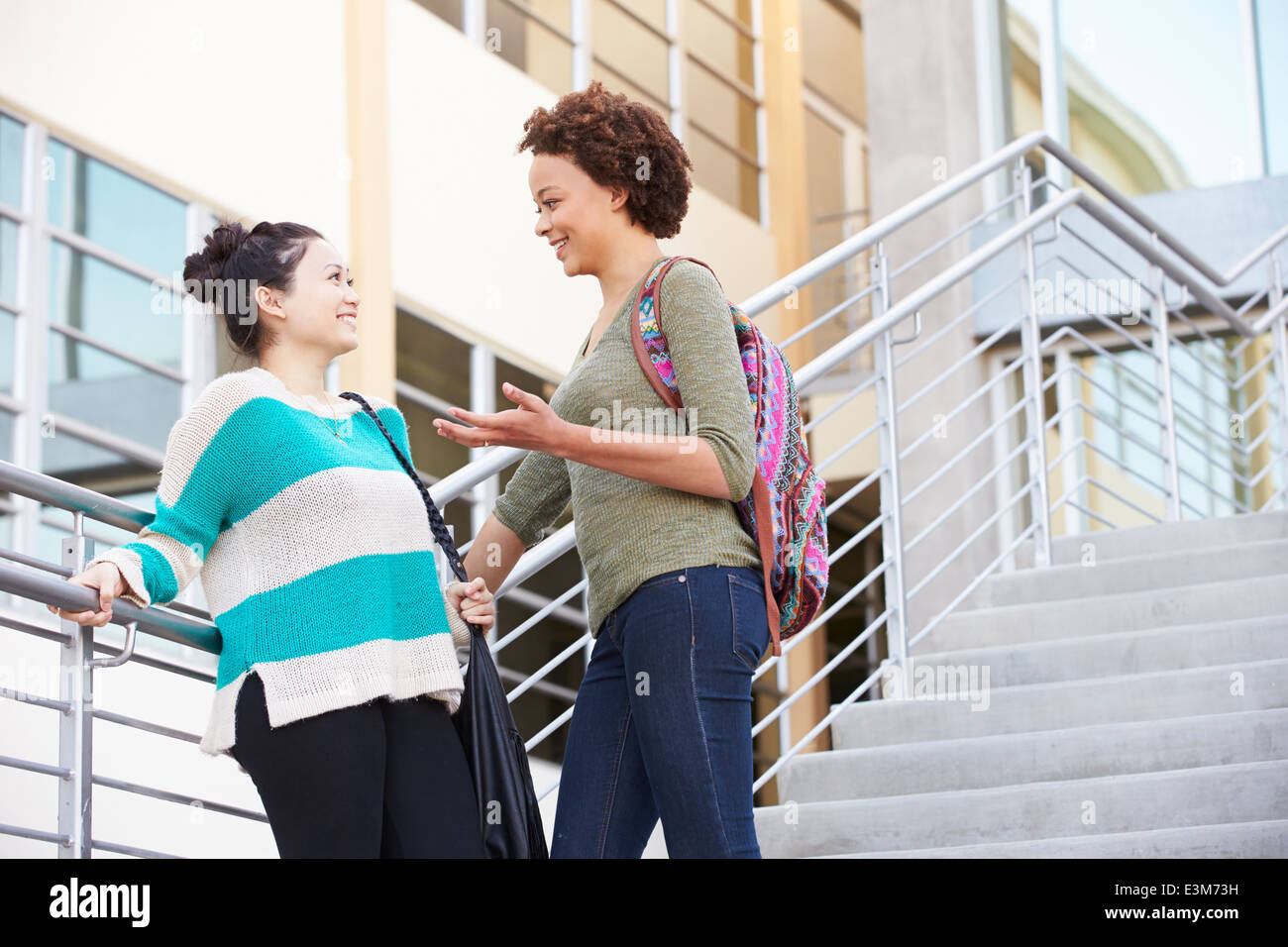 Happy students 15 17 hi-res stock photography and images - Alamy