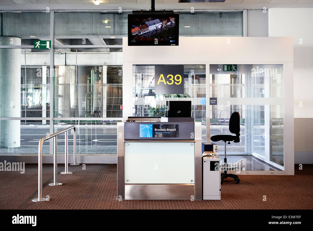 Gate monitor hi-res stock photography and images - Alamy