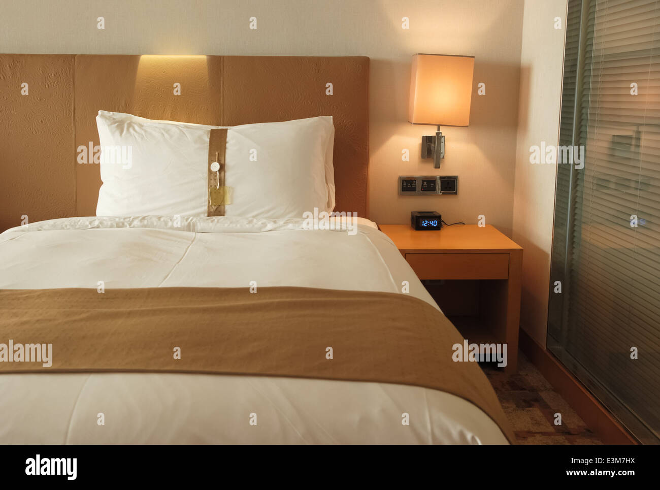 bed in a hotel room Stock Photo - Alamy