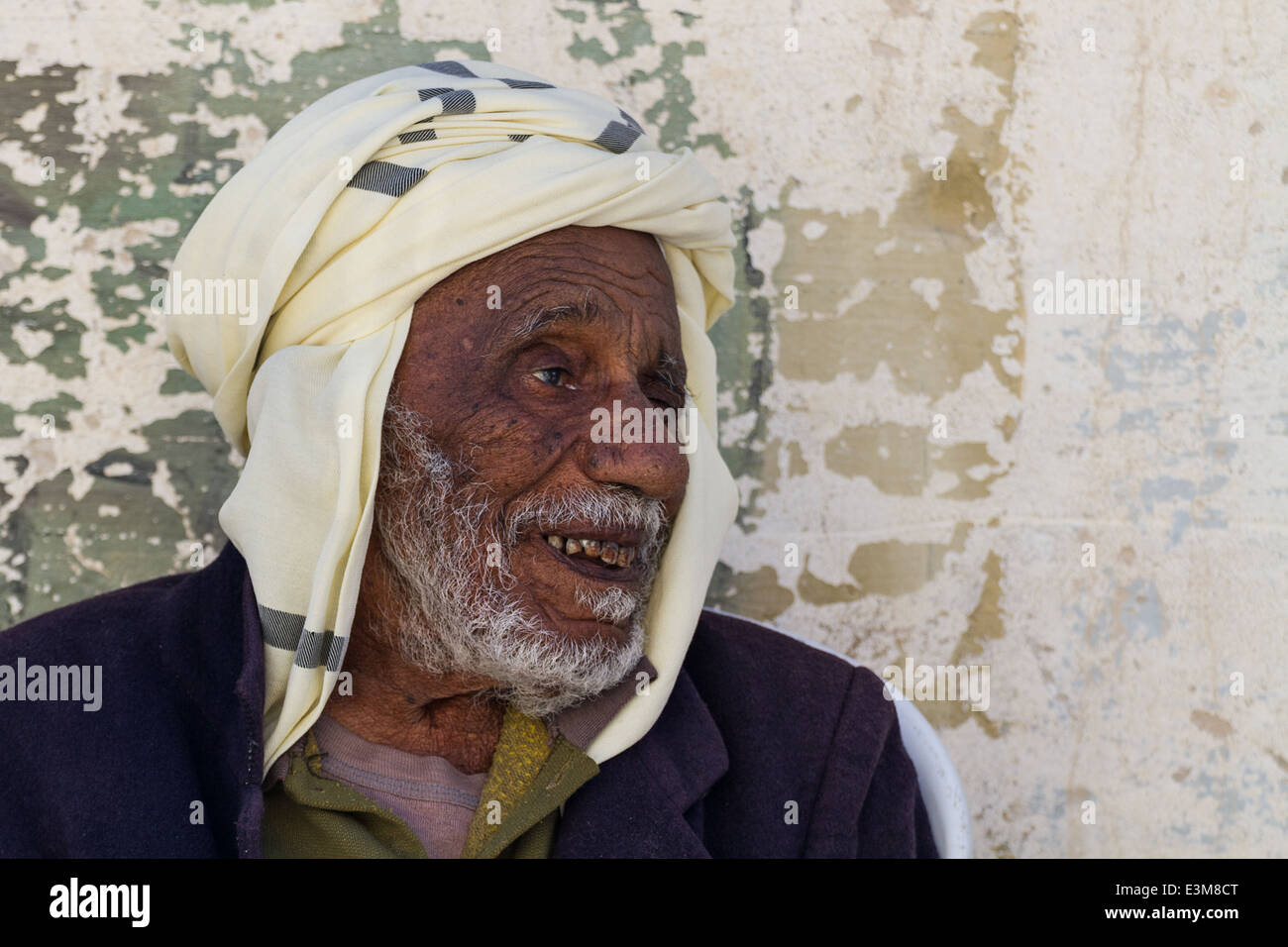 Old Arab in traditional clothing Stock Photo - Alamy