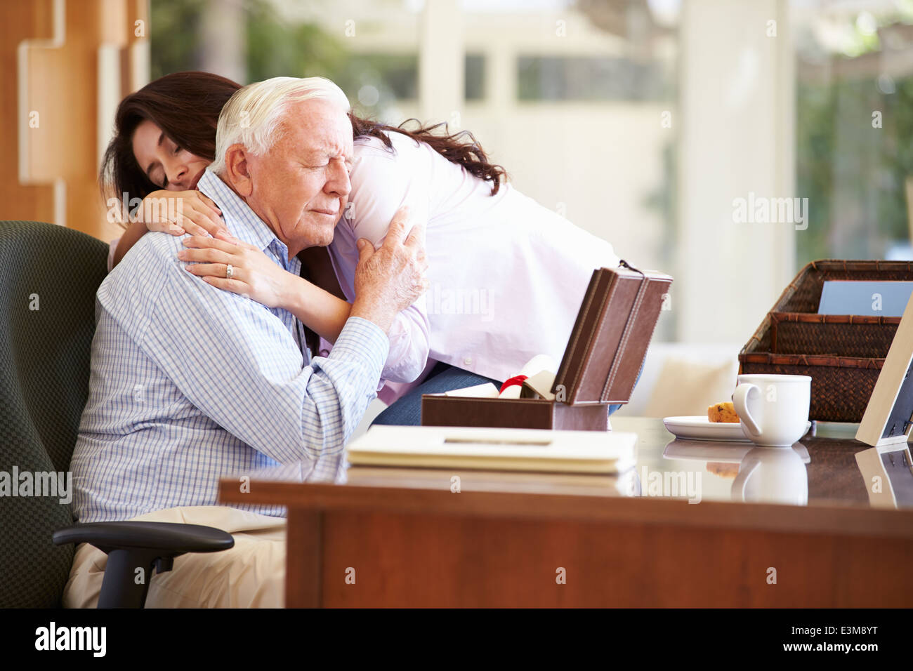 Father comforting daughter hi-res stock photography and images - Alamy