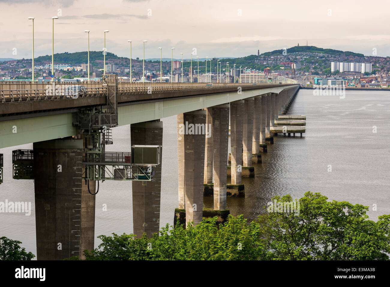 Tay road bridge with Dundee on the far bank Stock Photo - Alamy