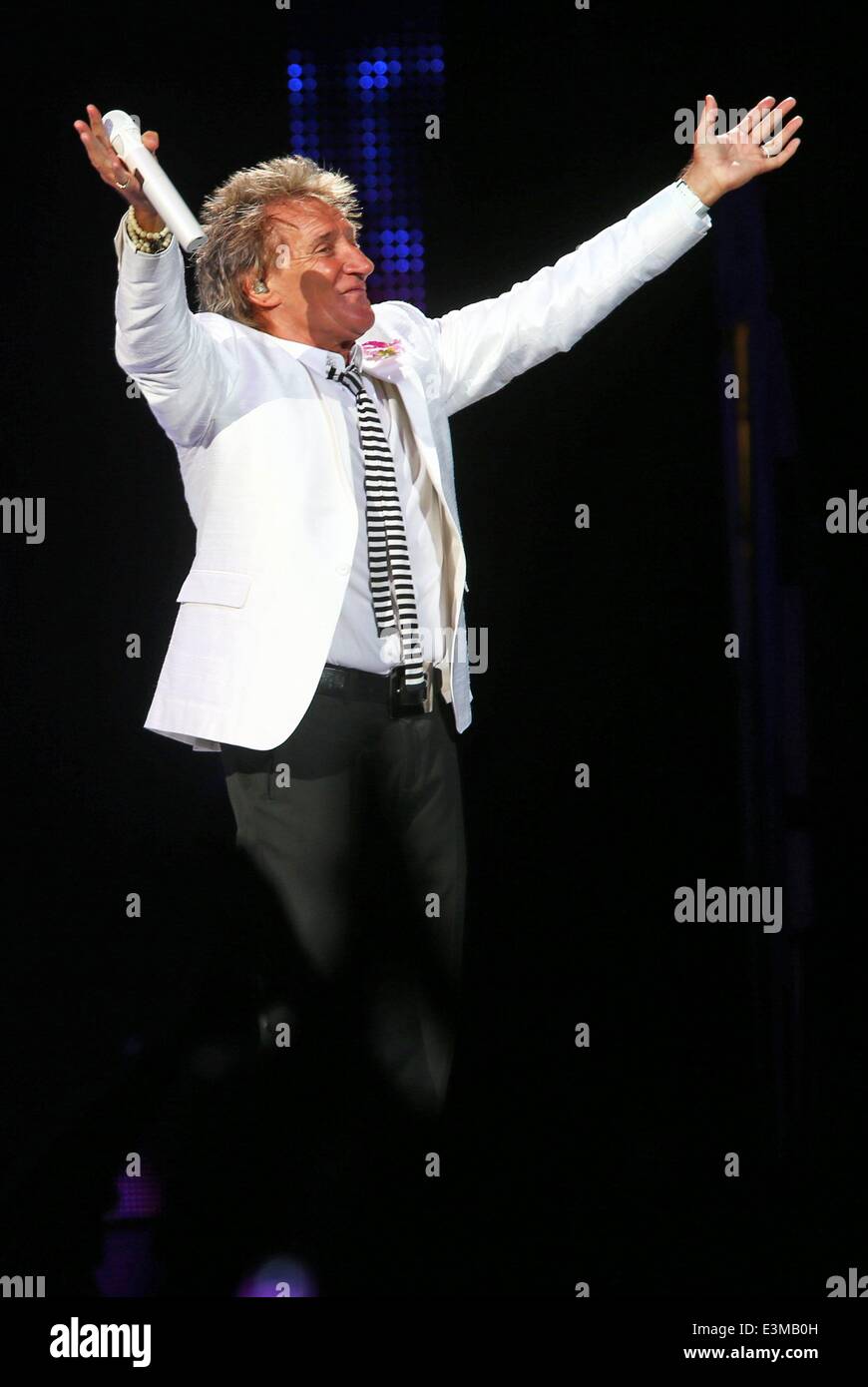 Rod stewart performing 2014 hi-res stock photography and images - Alamy