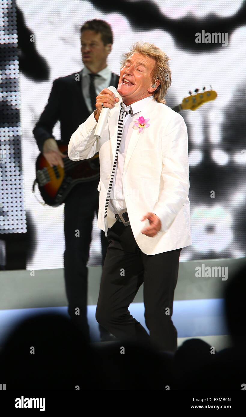 Showbiz music celebrity singer microphone hi-res stock photography and ...
