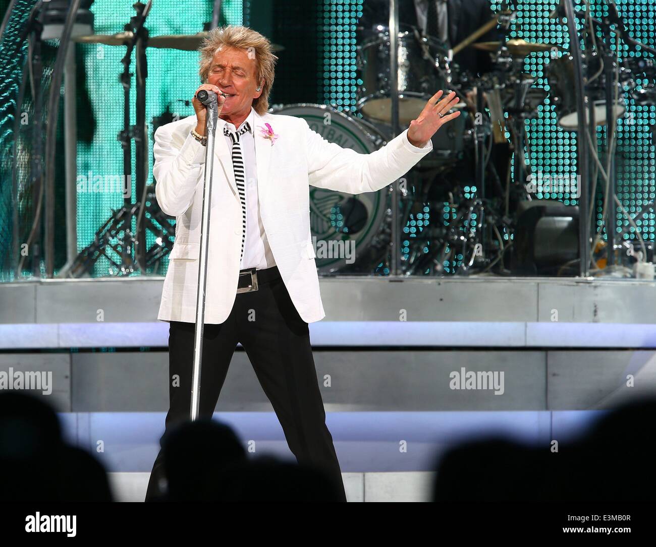 Showbiz music celebrity singer microphone hi-res stock photography and ...