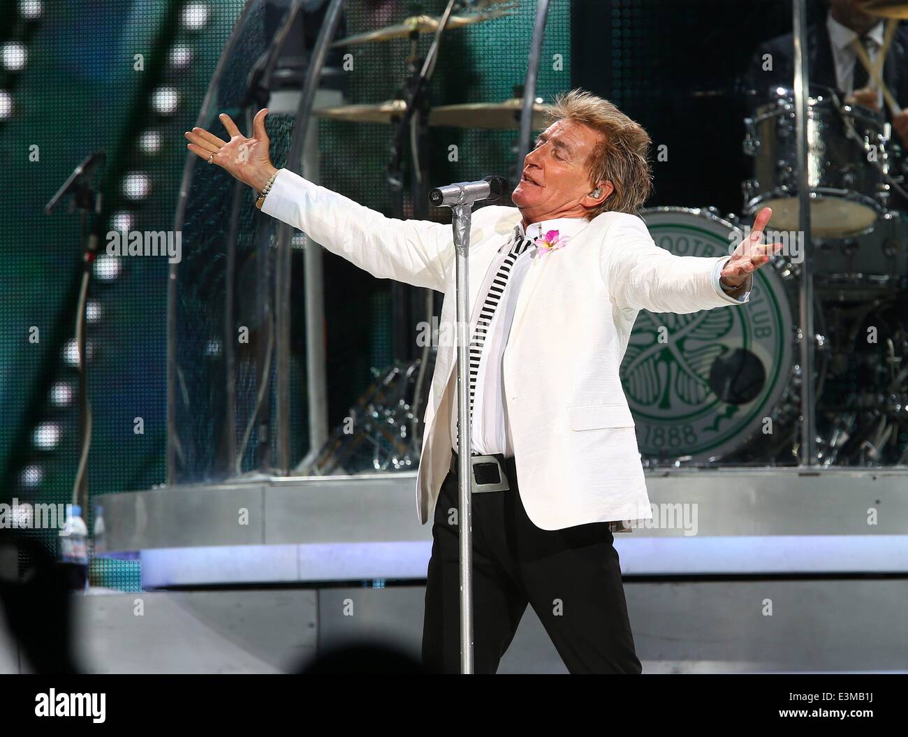 Showbiz music celebrity singer microphone hi-res stock photography and ...