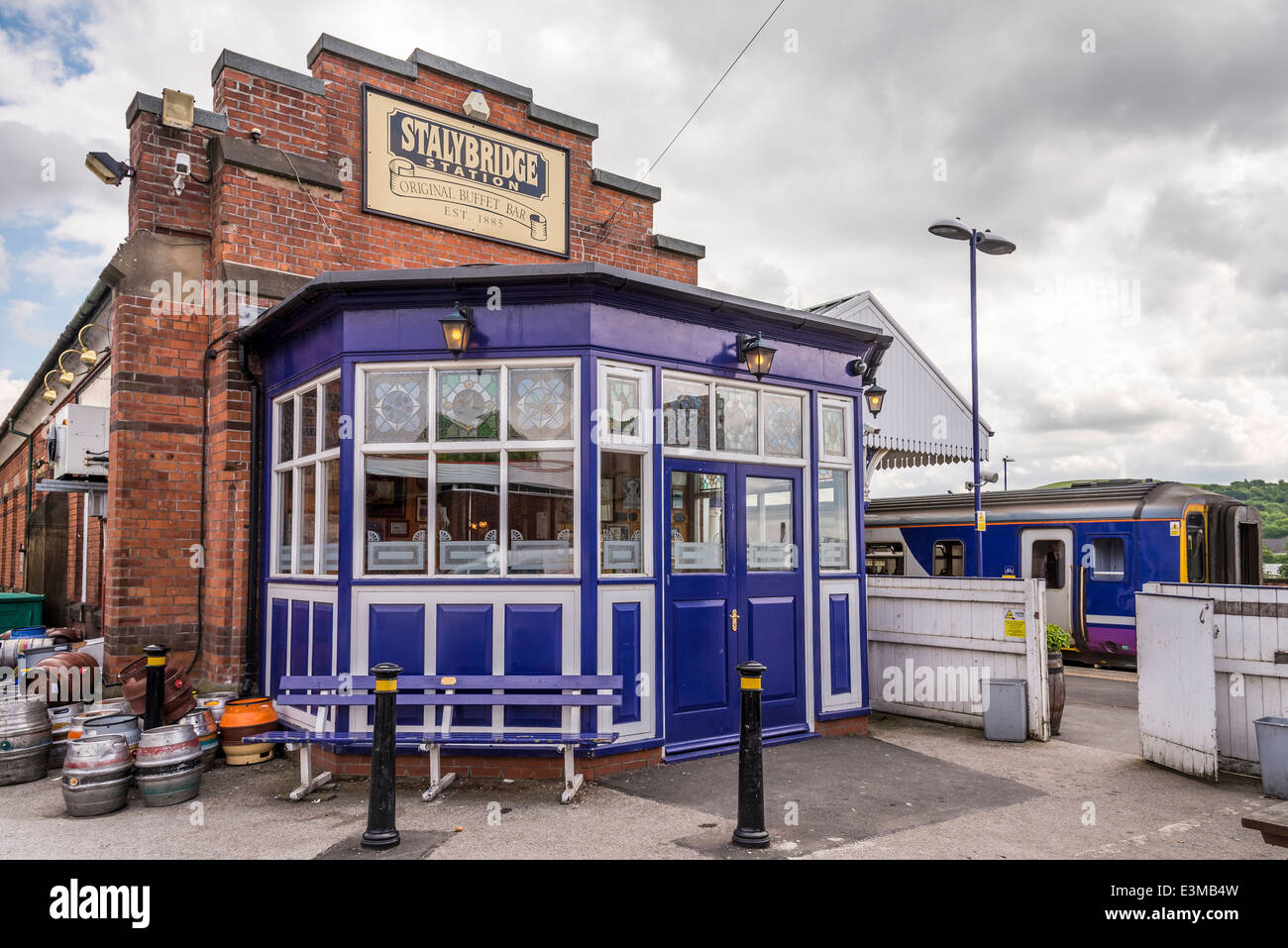 Original Victorian railway station buffet bar at Stalybridge station ...