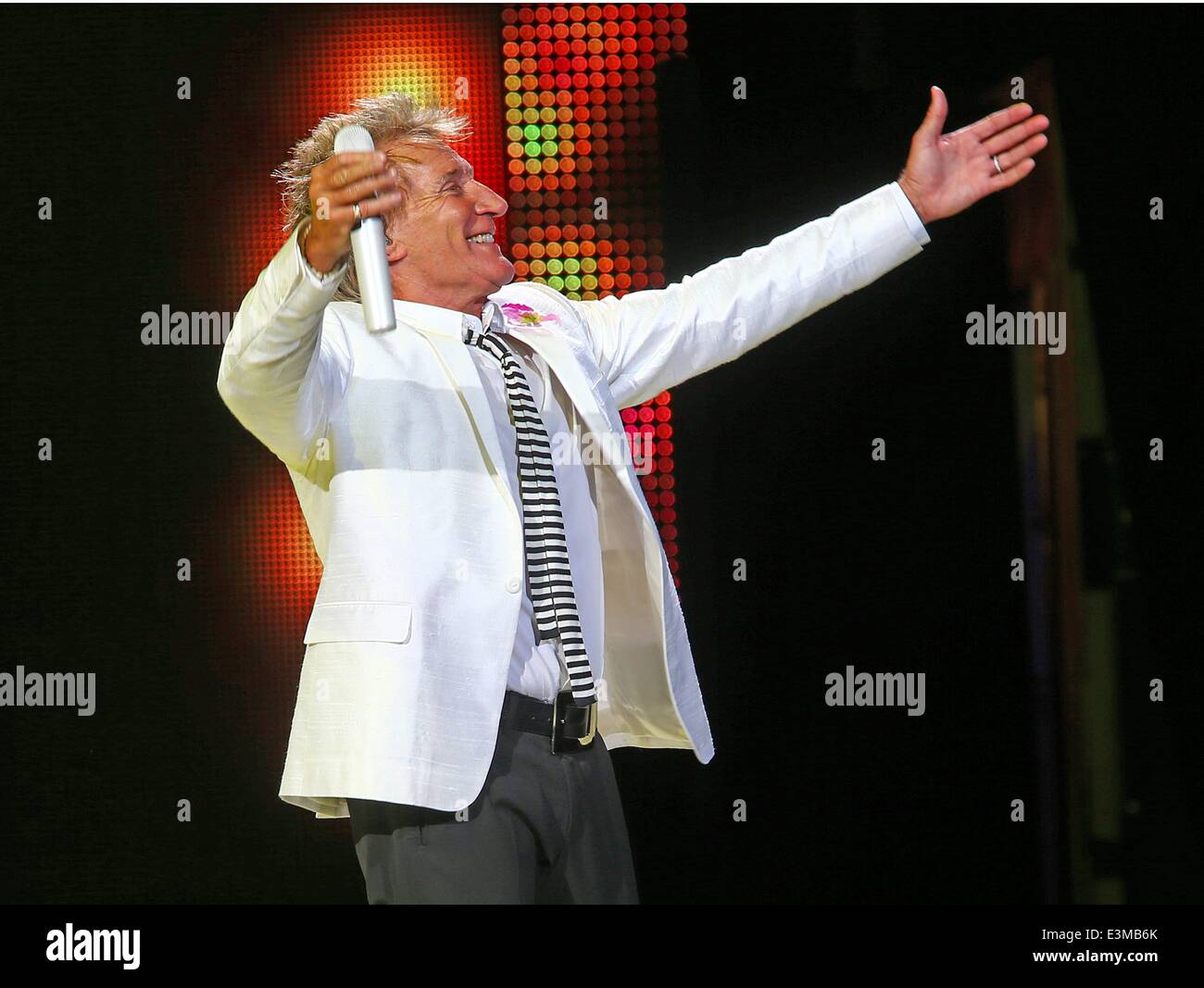 Showbiz music celebrity singer microphone hi-res stock photography and ...