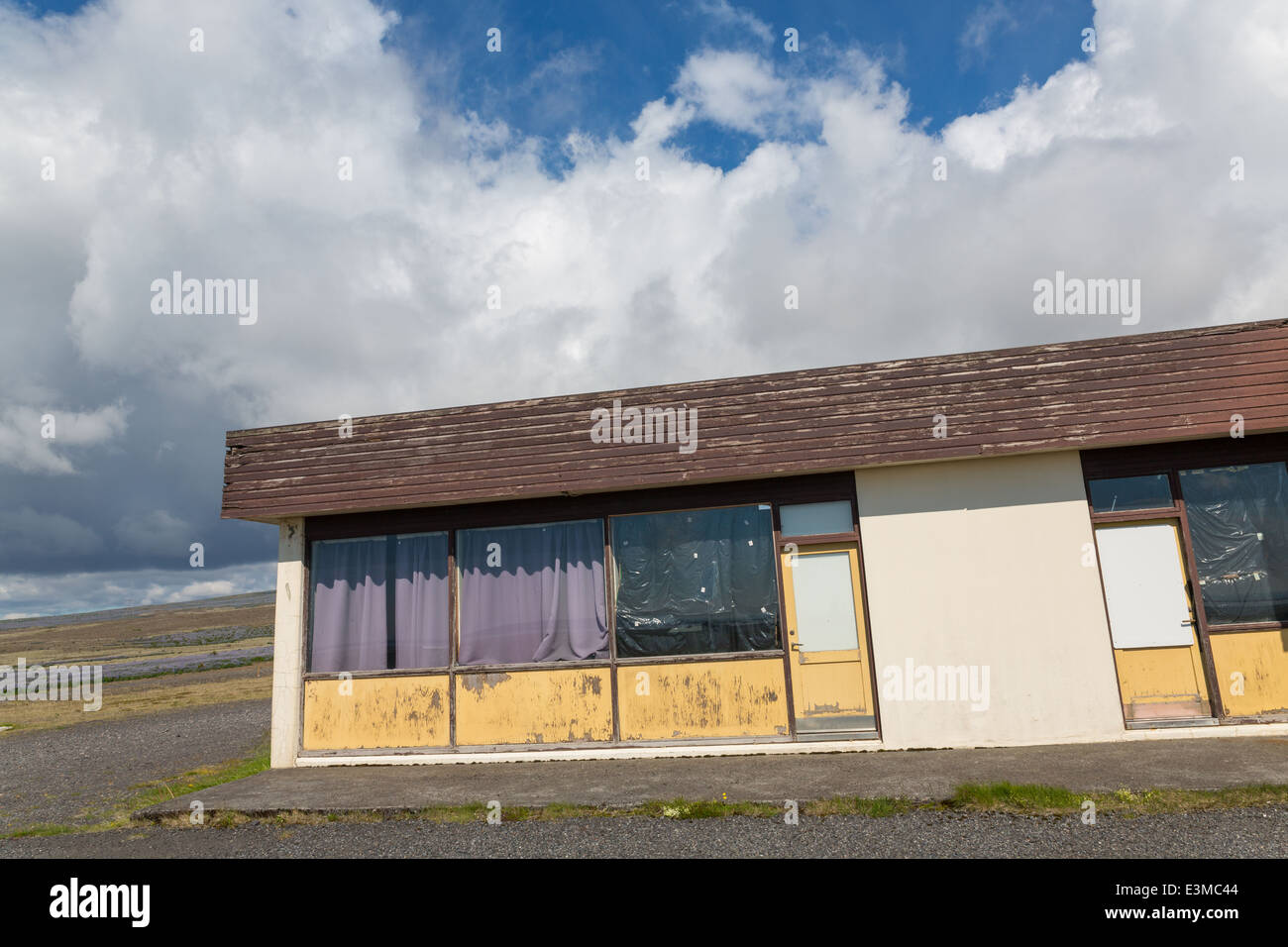 Desolated house hi-res stock photography and images - Alamy