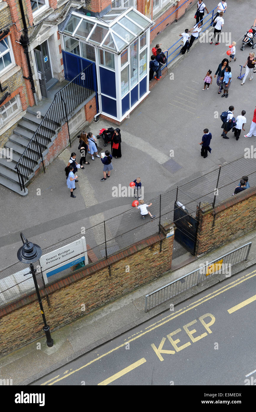 Children arriving at primary school after summer holiday Stock Photo ...