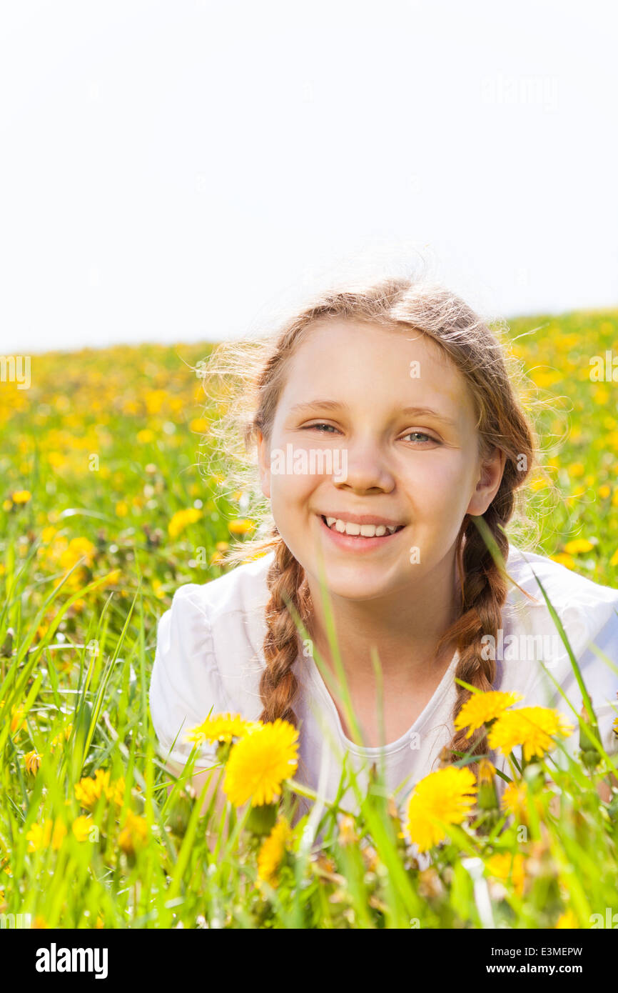 Girl laying in field flowers hi-res stock photography and images - Alamy