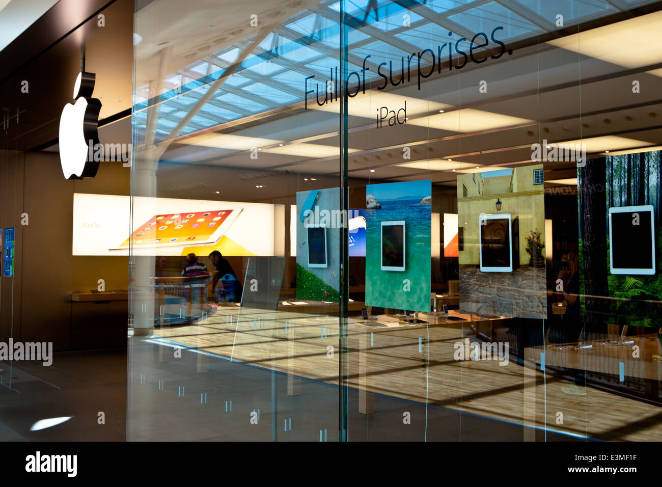 Apple Store, Basingstoke Hampshire Stock Photo - Alamy