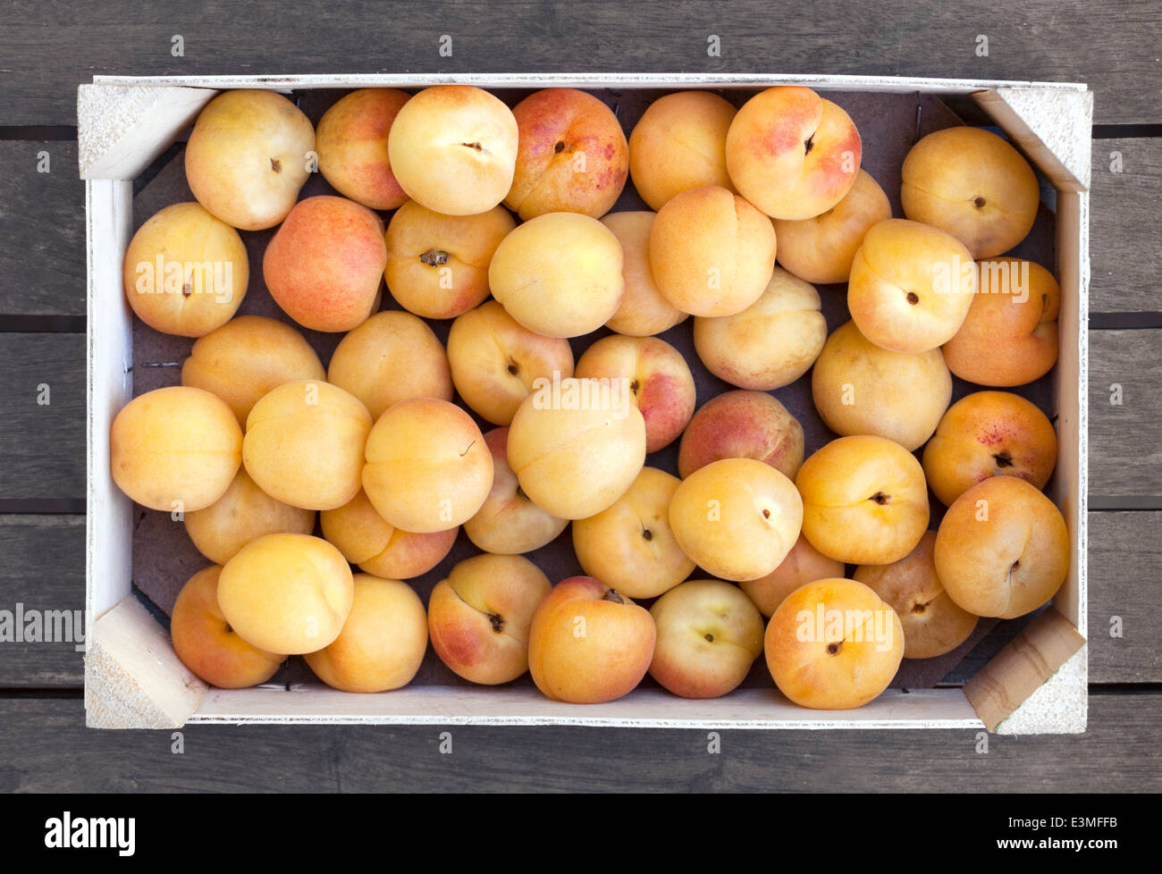 Wooden box of fresh apricots Stock Photo - Alamy