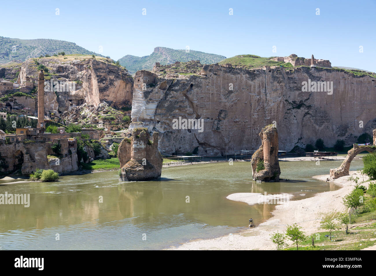 Old Tigris Bridge, Hasankeyf, Anatolia, Turkey Stock Photo - Alamy