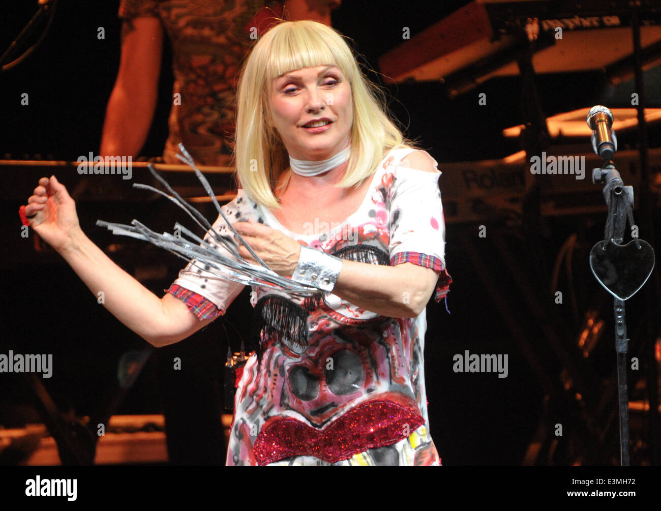 Debbie harry blondie in concert hi-res stock photography and images - Alamy