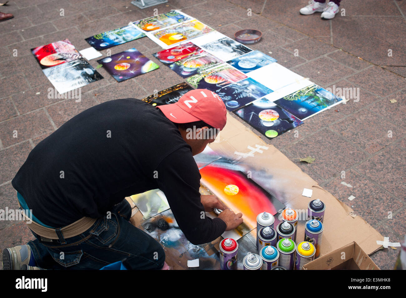 Man spray painting hi-res stock photography and images - Alamy