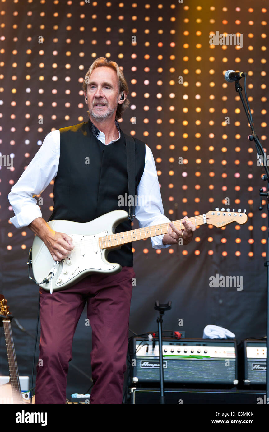 Mike and the Mechanics live on Kiel Week 2014, June 24; Genesis-Member ...