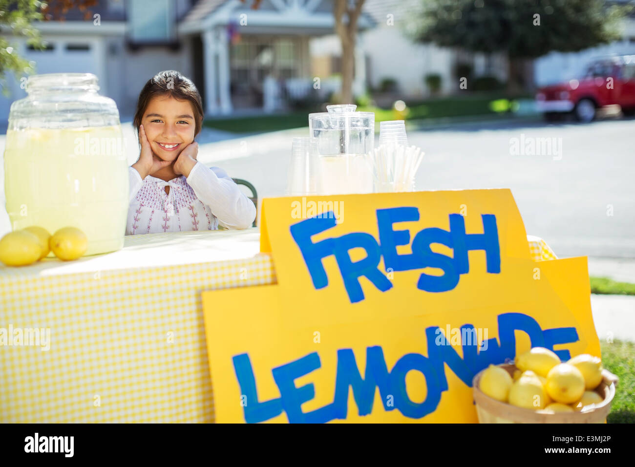 Portrait of smiling girl at lemonade stand Stock Photo - Alamy