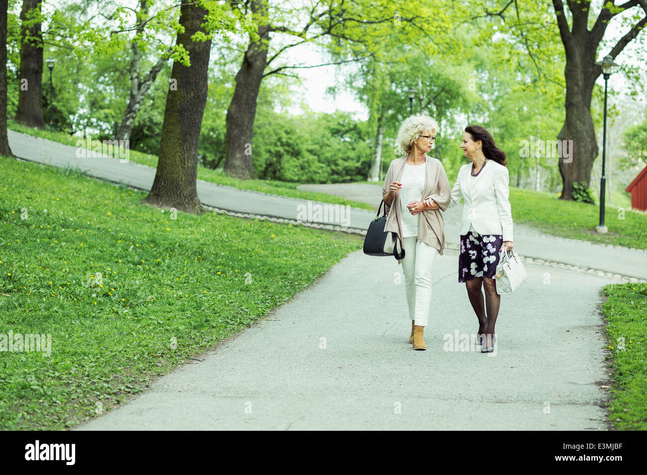 Women on path hi-res stock photography and images - Alamy