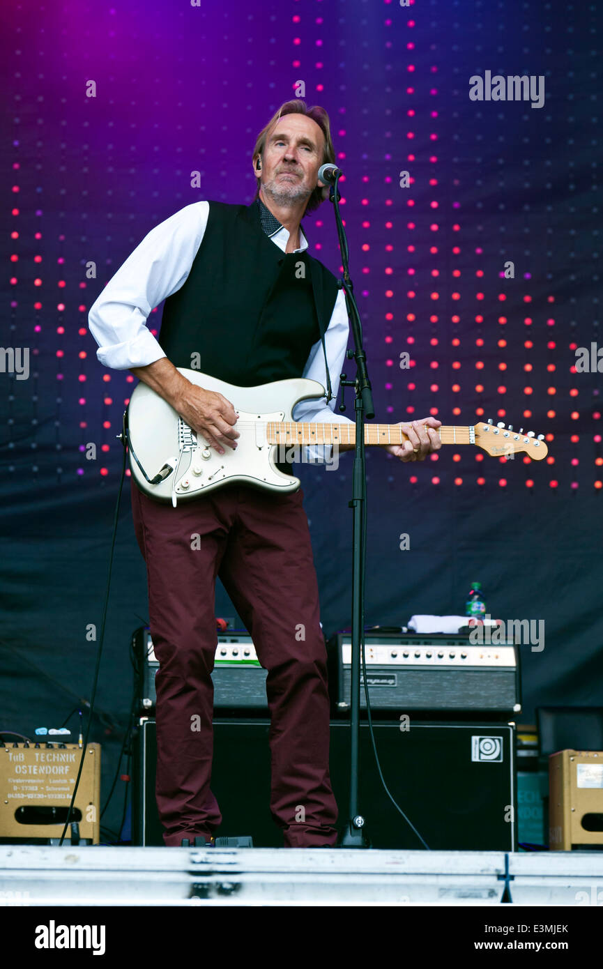 Mike and the Mechanics live on Kiel Week 2014, June 24; Genesis-Member ...